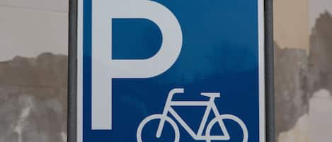 Sinal de estacionamento com símbolo de bicicleta.