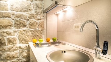 Estúdio superior | Cozinha privada | Geladeira, cooktop, cafeteira/chaleira, chaleira elétrica