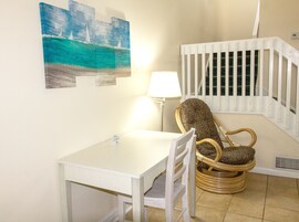 Condo standard, 2 quartos | Área de estar | TV, DVD player