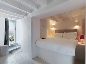 Quarto Quádruplo Deluxe, terraço (Strogilo) | Roupa de alta qualidade, cofre no quarto, cortinas/cortinados opacos 