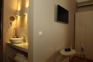 Quarto Duplo Standard | Minibar, cofre no quarto, cortinas/cortinados opacos 