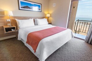 Suíte júnior, 1 cama King, sacada, vista para a praia | Frigobar, cofres nos quartos, escrivaninha