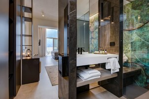 Suite, vista para o lago | Casa de banho | Um polibã e uma banheira separados, artigos de higiene pessoal grátis 