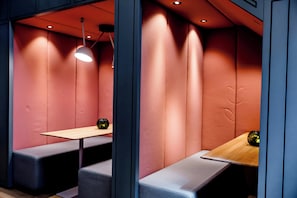 Este bar no lobby do hotel