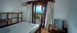 Cortinas/cortinados opacos, Wi-fi grátis, roupa de cama fornecida 