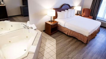 Suite, 1 cama king-size, não fumadores, banheira de hidromassagem | 1 quarto, roupa de alta qualidade, cofre no quarto