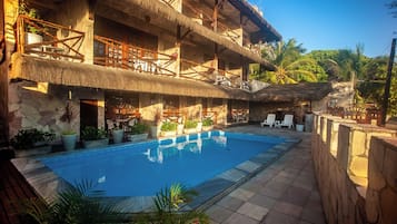 Piscina externa, espreguiçadeiras