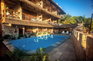 Piscina exterior, espreguiçadeiras 