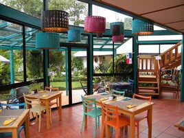 Café da manhã feito na hora todos os dias mediante uma taxa