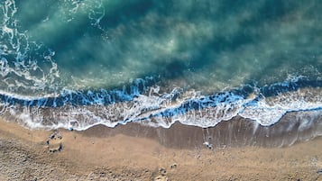 Praia particular, barracas de praia de cortesia, espreguiçadeiras