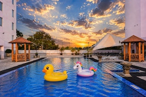 Piscina exterior, espreguiçadeiras