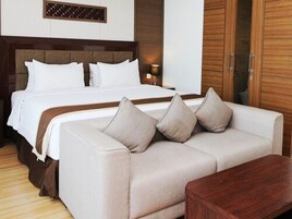 Quarto Deluxe | Minibar, cofre no quarto, secretária, cortinas/cortinados opacos
