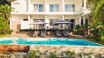 Piscina exterior, guarda-sóis, espreguiçadeiras 