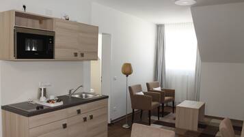 Suite | Cozinha privada | Um frigorífico, um micro-ondas, uma placa de cozinha