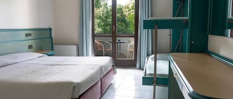 Quarto com cama, escrivaninha, cadeira e varanda com mesa e cadeiras.