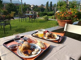 Pequeno-almoço tipo buffet diário (7 EUR por pessoa) 