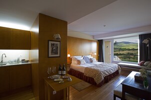 Quarto Duplo ou Twin Superior | Cofre no quarto, secretária, cortinas/cortinados opacos 