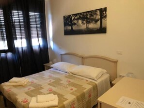 Quarto Duplo (Camera 1) | Roupa de alta qualidade, secretária
