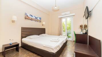 Quarto casal, vista para o jardim | Cofres nos quartos, escrivaninha, quartos à prova de som