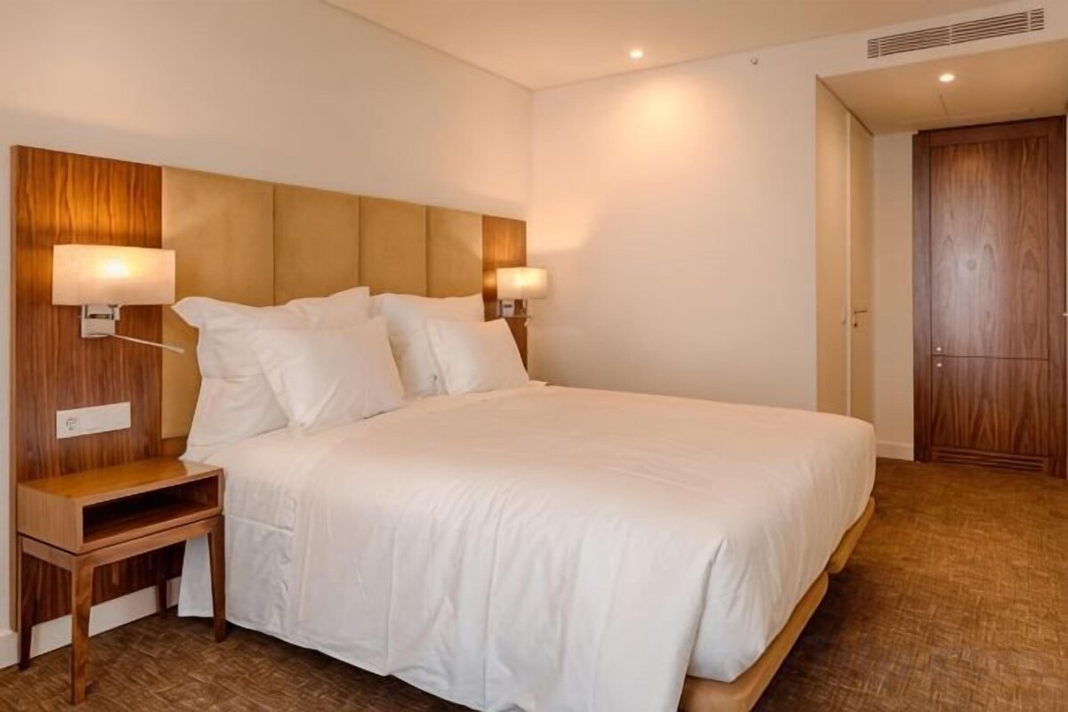 Minibar, cofre no quarto, secretária, quartos insonorizados 