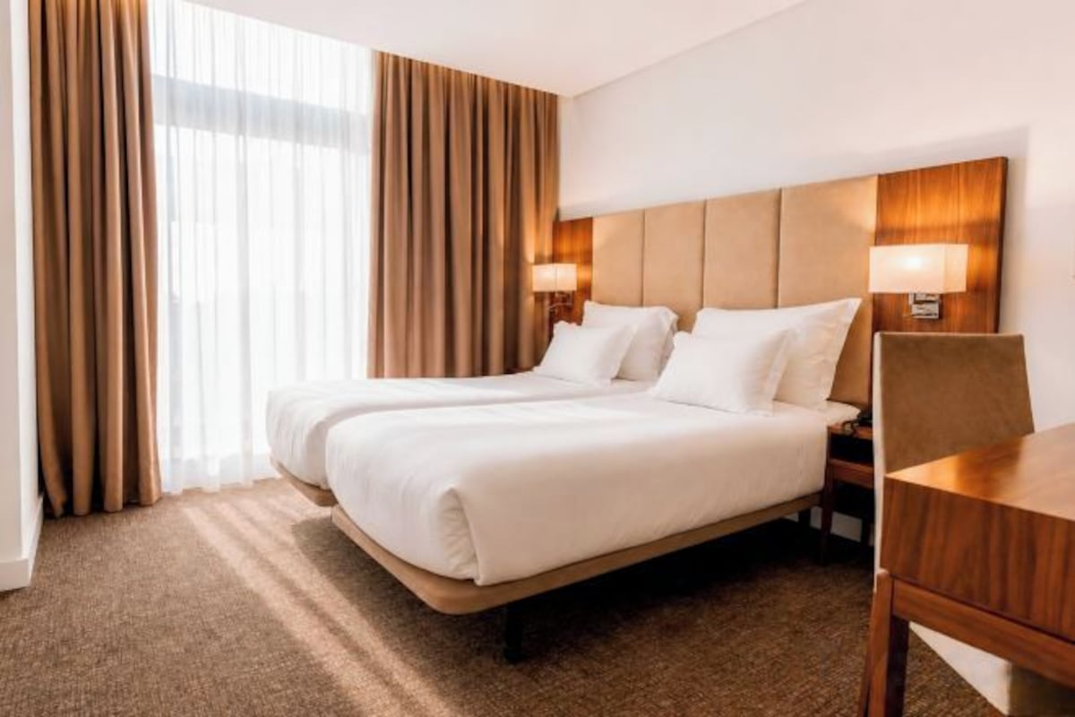 Minibar, cofre no quarto, secretária, quartos insonorizados 