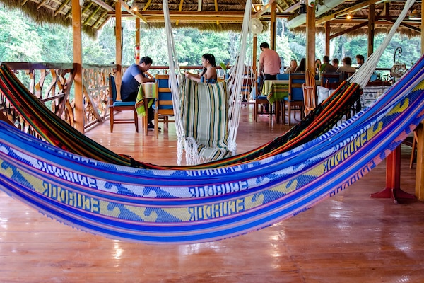 Café da manhã, almoço e jantar; culinária regional