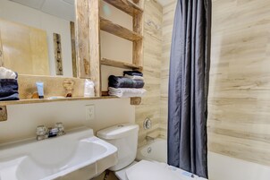 Quarto, para não fumantes (1 Queen Bed & 2 Twin Beds) | Banheiro | Secador de cabelo (mediante solicitação), toalhas de banho