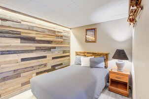 Quarto, não fumadores (2 Full Beds) | Secretária, ferro/tábua de engomar, Wi-fi grátis