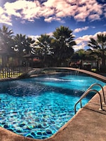 Piscina exterior, espreguiçadeiras