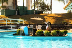 2 piscinas internas, 2 piscinas externas, guarda-sóis