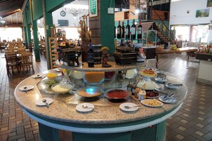 Café da manhã com buffet grátis todos os dias