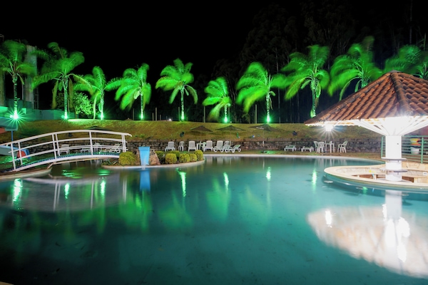 2 piscinas interiores, 2 piscinas exteriores, guarda-sóis