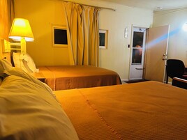 Quarto, 2 camas queen-size, não fumadores | Secretária, ferro/tábua de engomar, Wi-fi grátis 