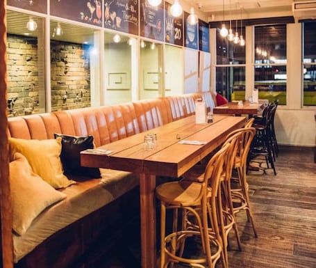 Almoços e jantares servidos, incluindo cozinha tailandesa . Hornsby Inn