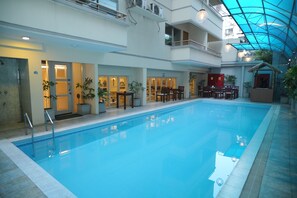 Piscina externa, funciona das 10h às 22h, espreguiçadeiras