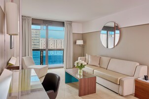 Quarto Executivo, 1 quarto | Sala de estar | TV de ecrã plano, leitor de DVD, escritórios 