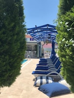 Piscina exterior sazonal, guarda-sóis, espreguiçadeiras 