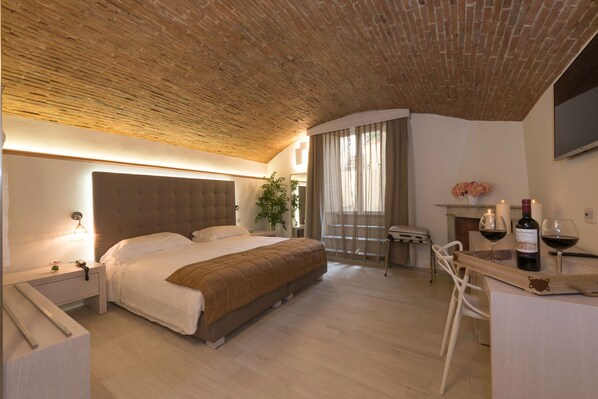 Edredons de pluma, cofres nos quartos, escrivaninha, cortinas blackout