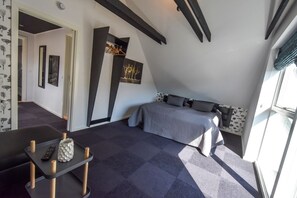 Quarto Duplo | Com decoração personalizada, com mobília individualizada, secretária 