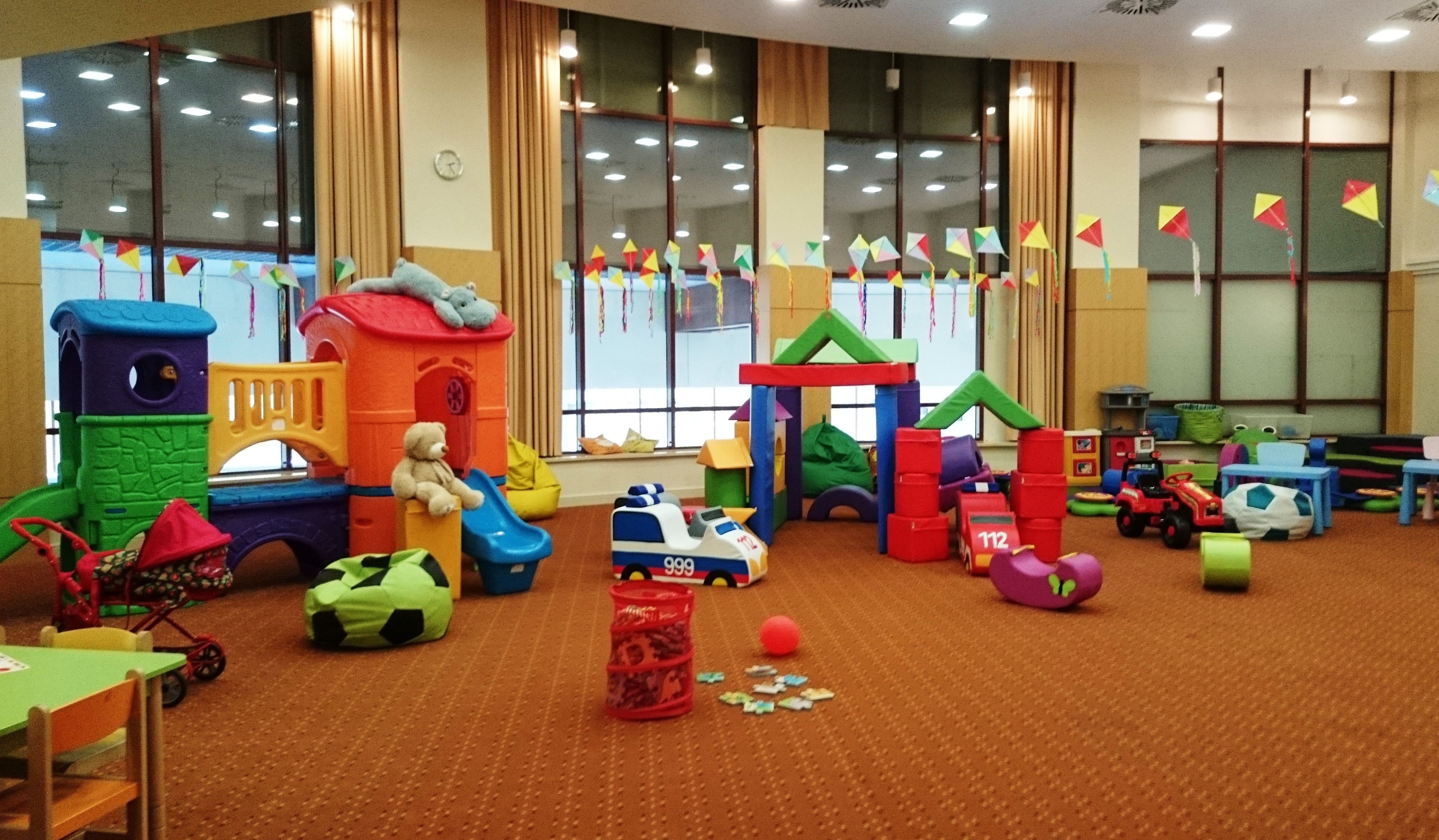Uma área de recreação infantil com diversos brinquedos e estruturas lúdicas.