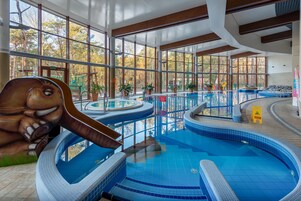 Piscina interior, espreguiçadeiras 