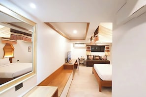 Quarto premium | Cortinas blackout, ferros/tábuas de passar roupa, Wi-Fi de cortesia