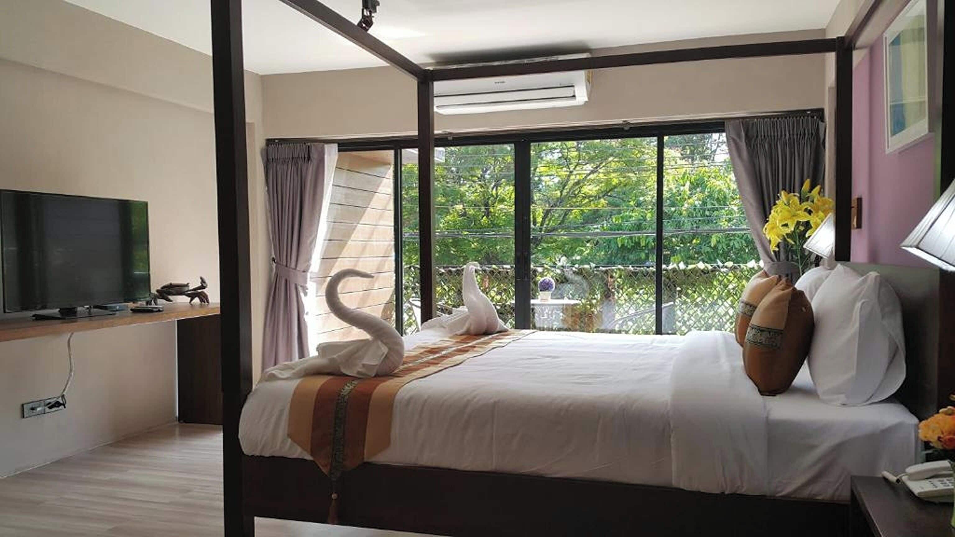 Quarto casal luxo | Cortinas blackout, ferros/tábuas de passar roupa, Wi-Fi de cortesia