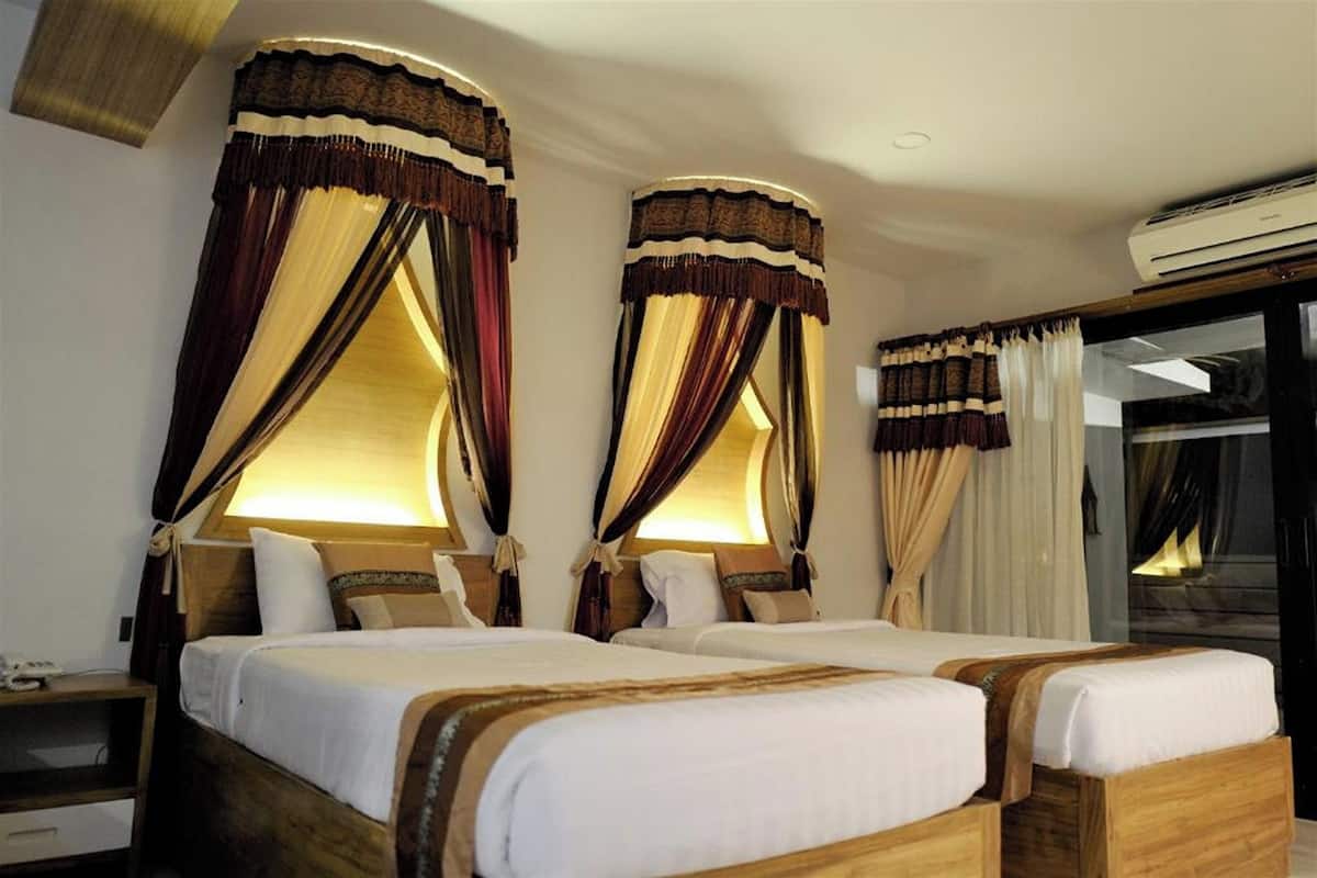 Quarto luxo | Cofres nos quartos, individualmente decorados, escrivaninha