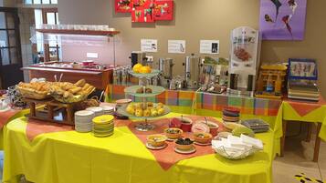 Pequeno-almoço tipo buffet diário (13 EUR por pessoa)