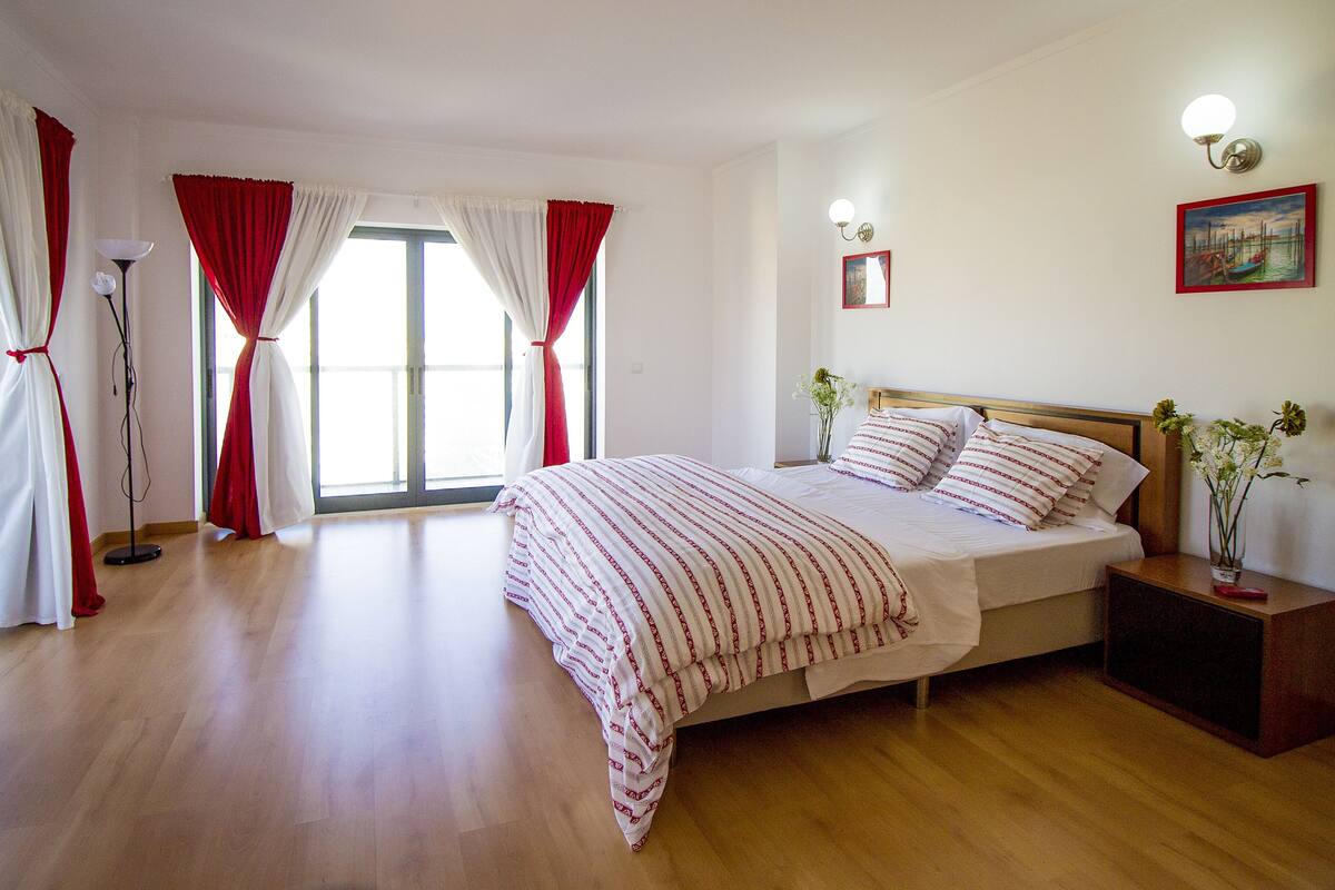 Apartamento, 3 quartos, vista para o mar | Cofre no quarto, quartos insonorizados, ferro/tábua de engomar