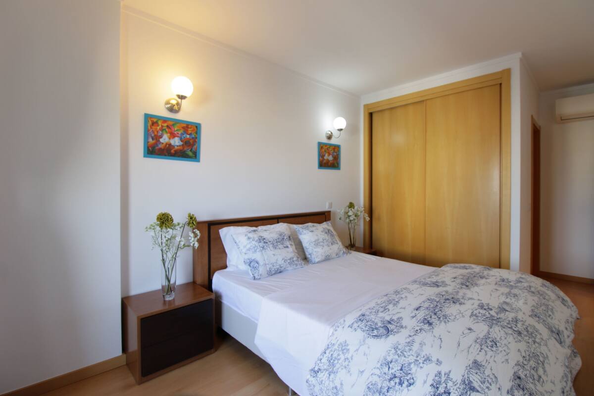 Apartamento, 2 quartos | Cofre no quarto, quartos insonorizados, ferro/tábua de engomar
