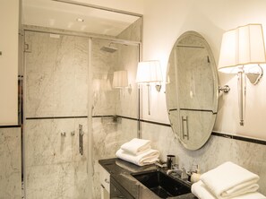Quarto Duplo Deluxe, 1 cama de casal | Casa de banho | Um polibã, um chuveiro fixo, artigos de higiene pessoal grátis 