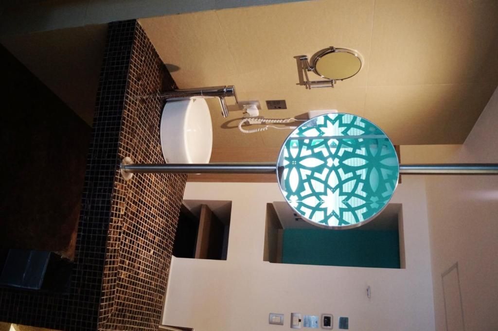 Teto com luminária pendente e arandela.