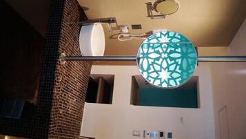 Teto com luminária pendente e arandela.